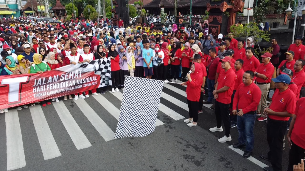 Semarak! Jalan Sehat Peringatan Hardiknas 2023 Perkuat Sinergi Unsur ...