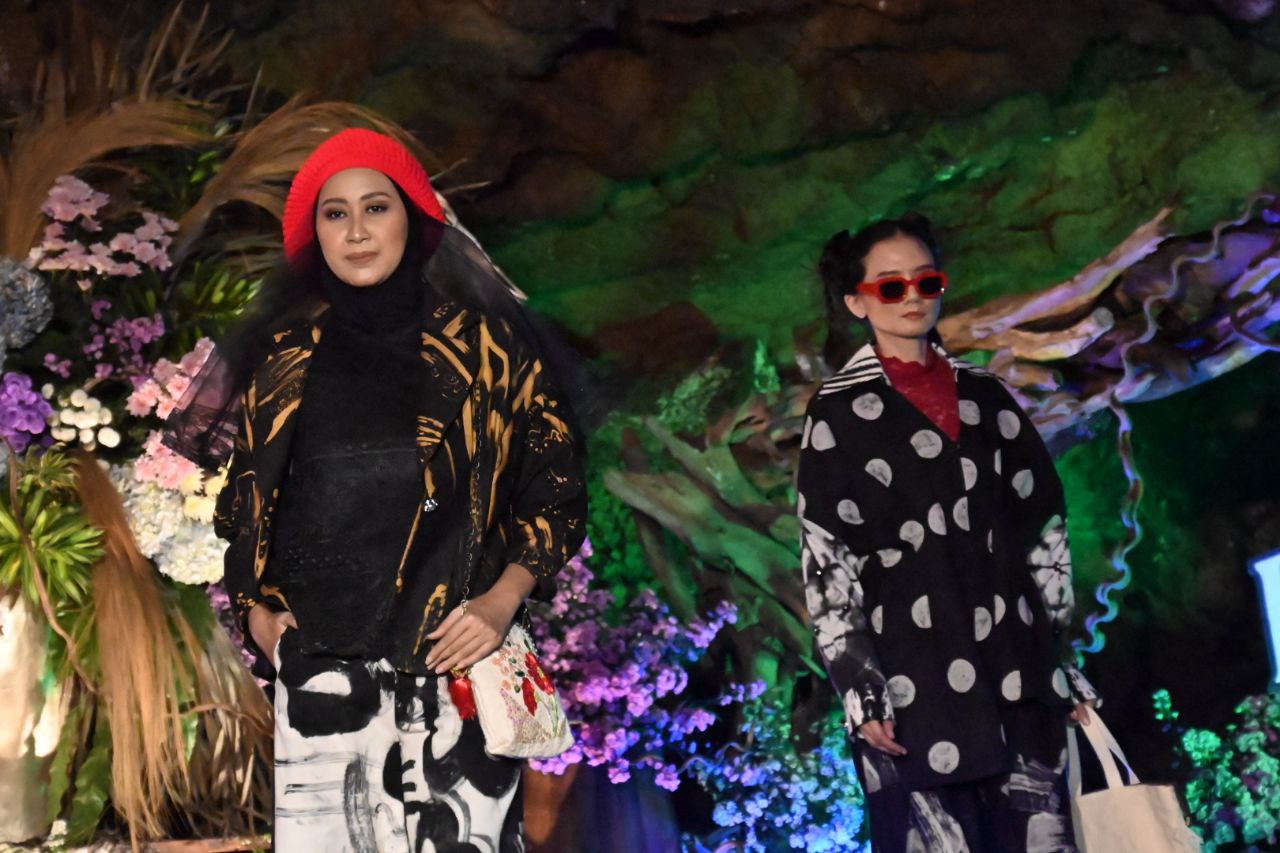 Gunakan Goa jadi Arena Catwalk, Fashion In The Cave Memukau Penonton ...