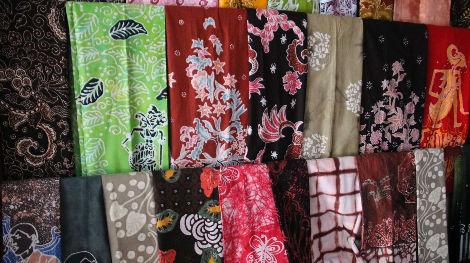 Peringatan Hari Batik Nasional, Forum Perajin Batik Purbalingga Gelar Pameran Batik di Taman ...